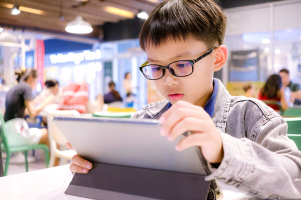 Global prevalence of short-sightedness in children and teens set to top ...