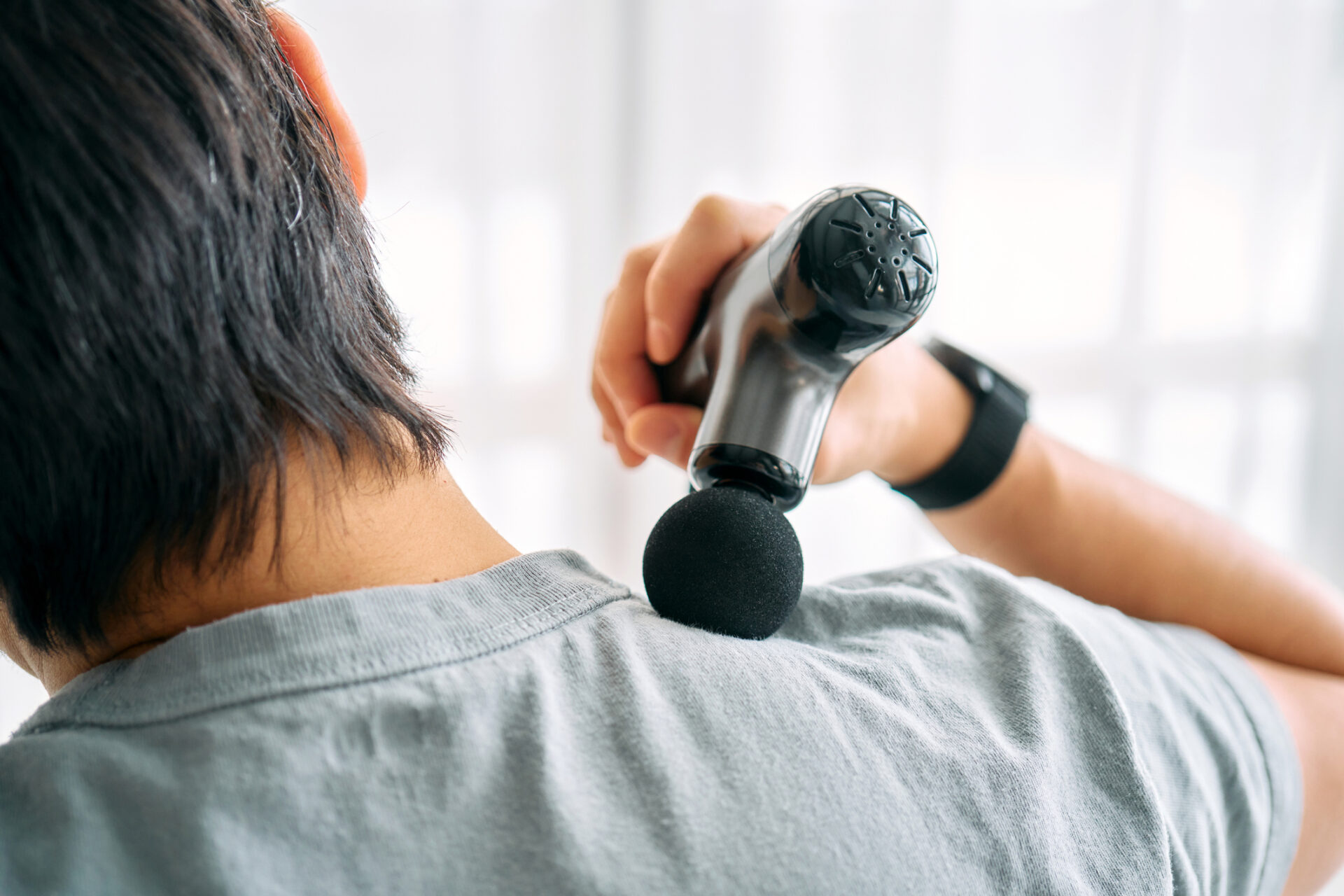 Massage gun use on/around the eyes risks major retinal injury, doctors ...
